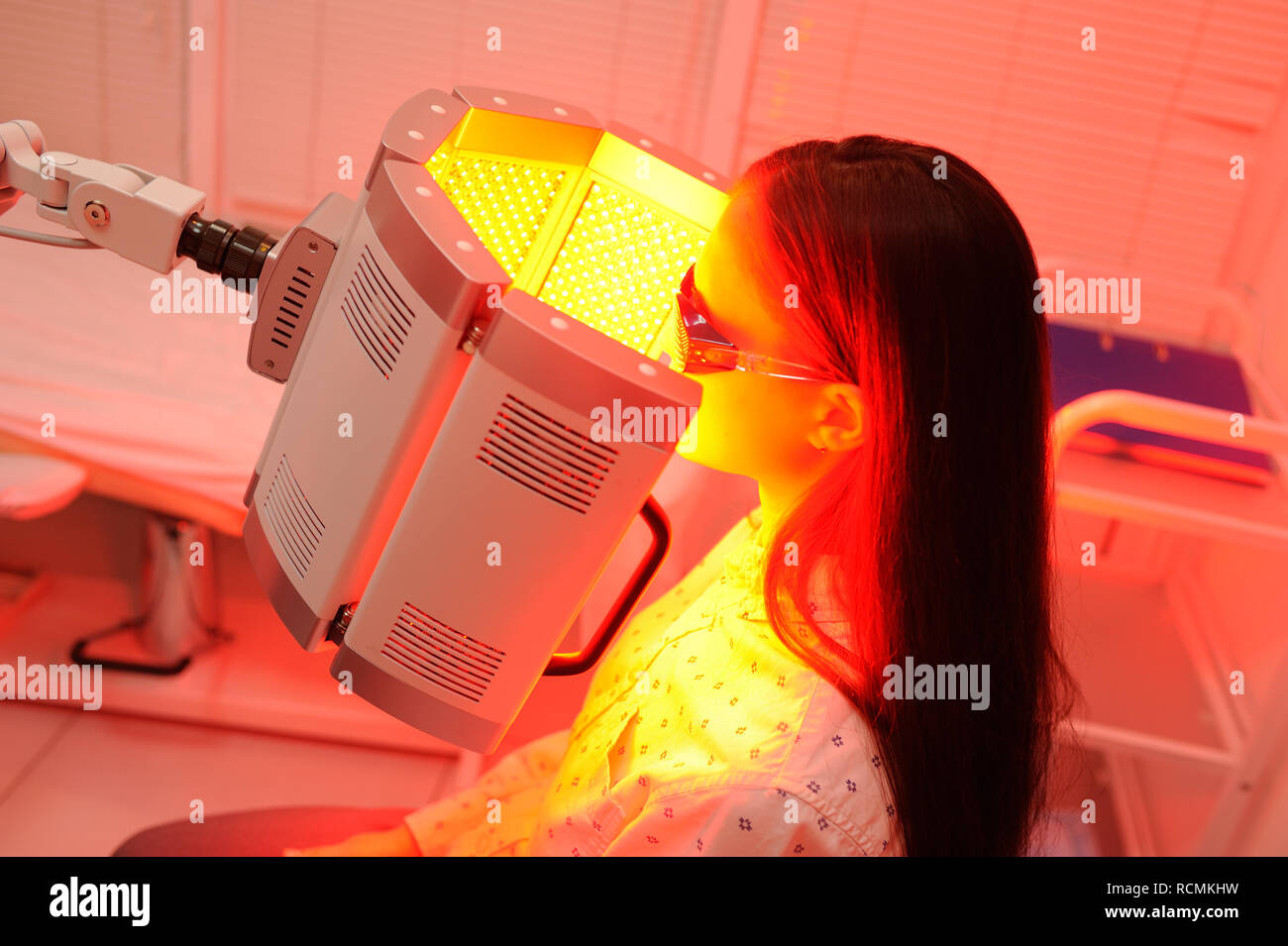 Terapia a luce rossa immagini e fotografie stock ad alta risoluzione ...