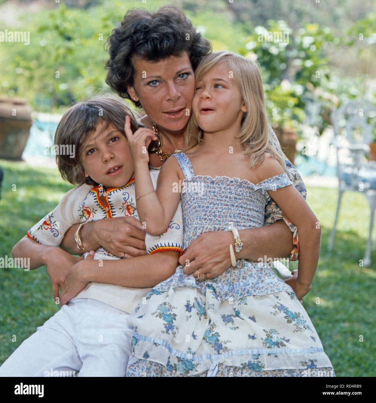 Prinzessin Maria Beatrice von Savoyen mit den beiden Kindern Raffaelo ...