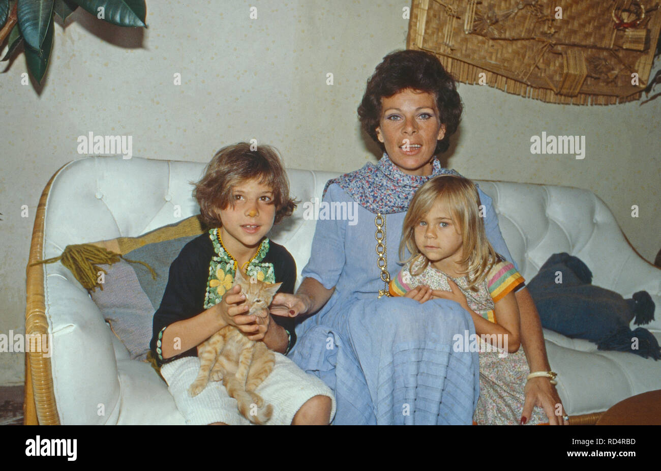 Prinzessin Maria Beatrice von Savoyen mit den beiden Kindern Raffaelo ...