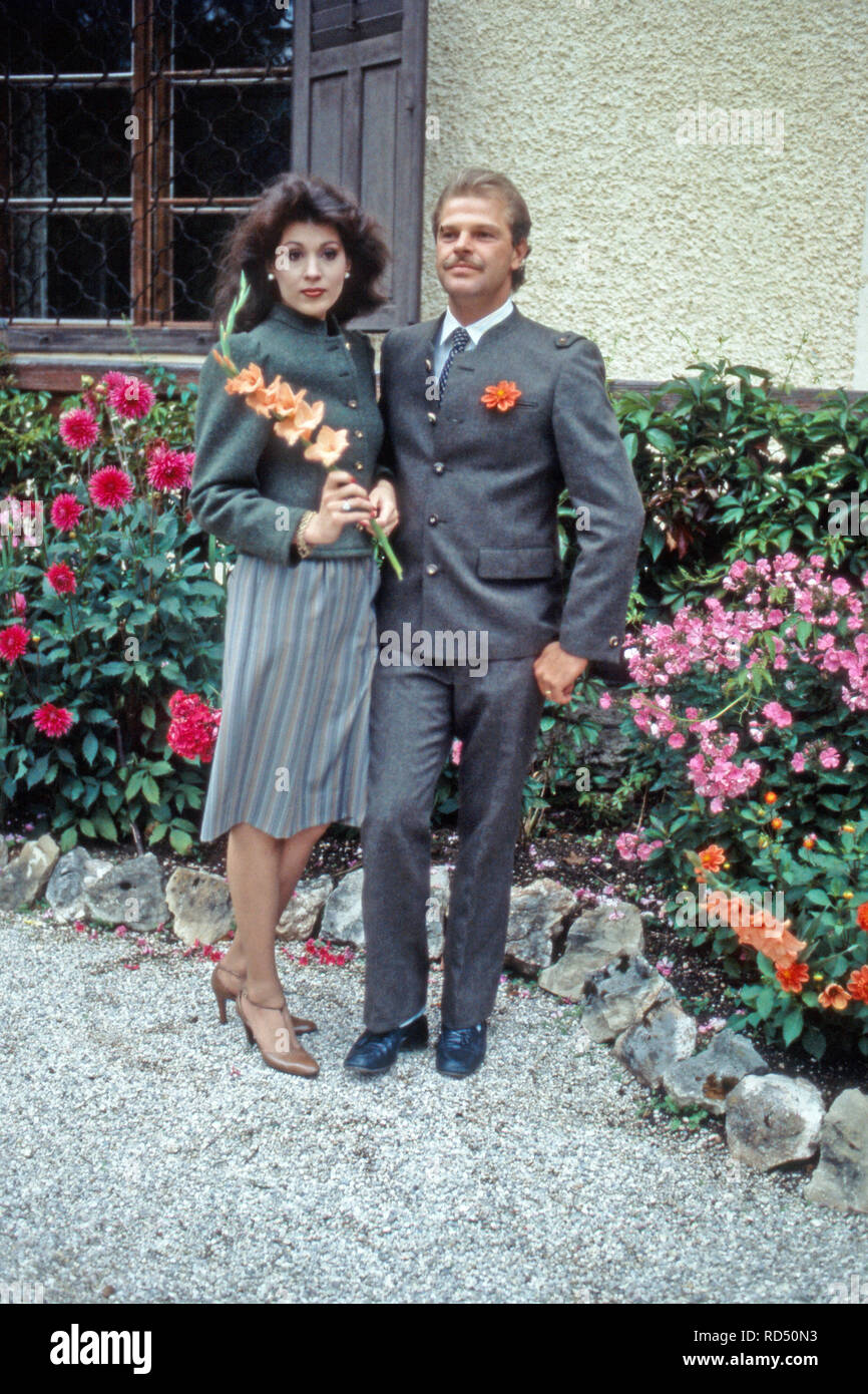 Prinz Egon von Fürstenberg mit Ehefrau Lynn vor dem Anwesen in Strobl ...