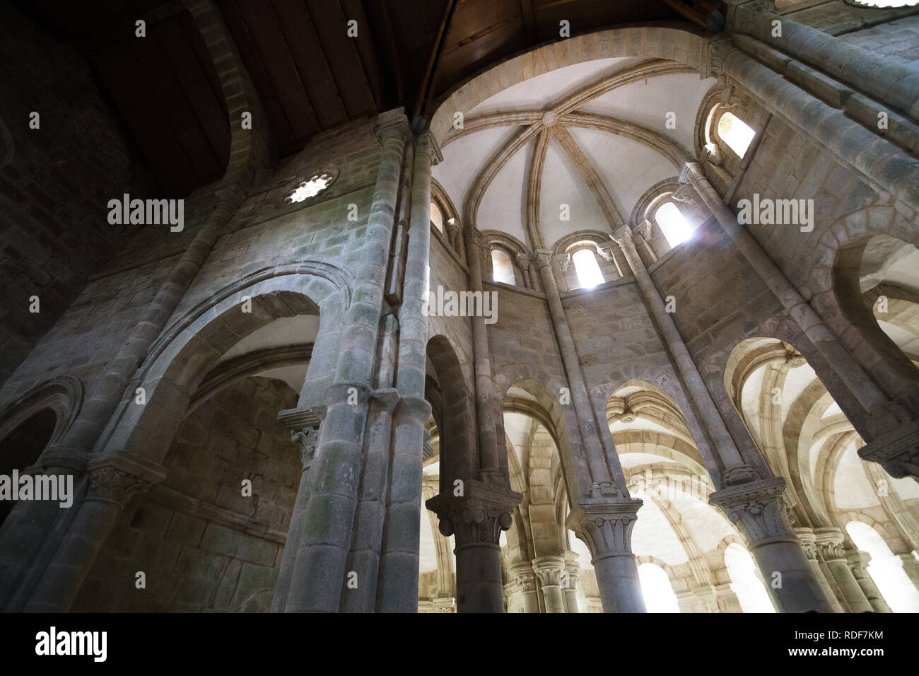 Monasterio romanico immagini e fotografie stock ad alta risoluzione - Alamy