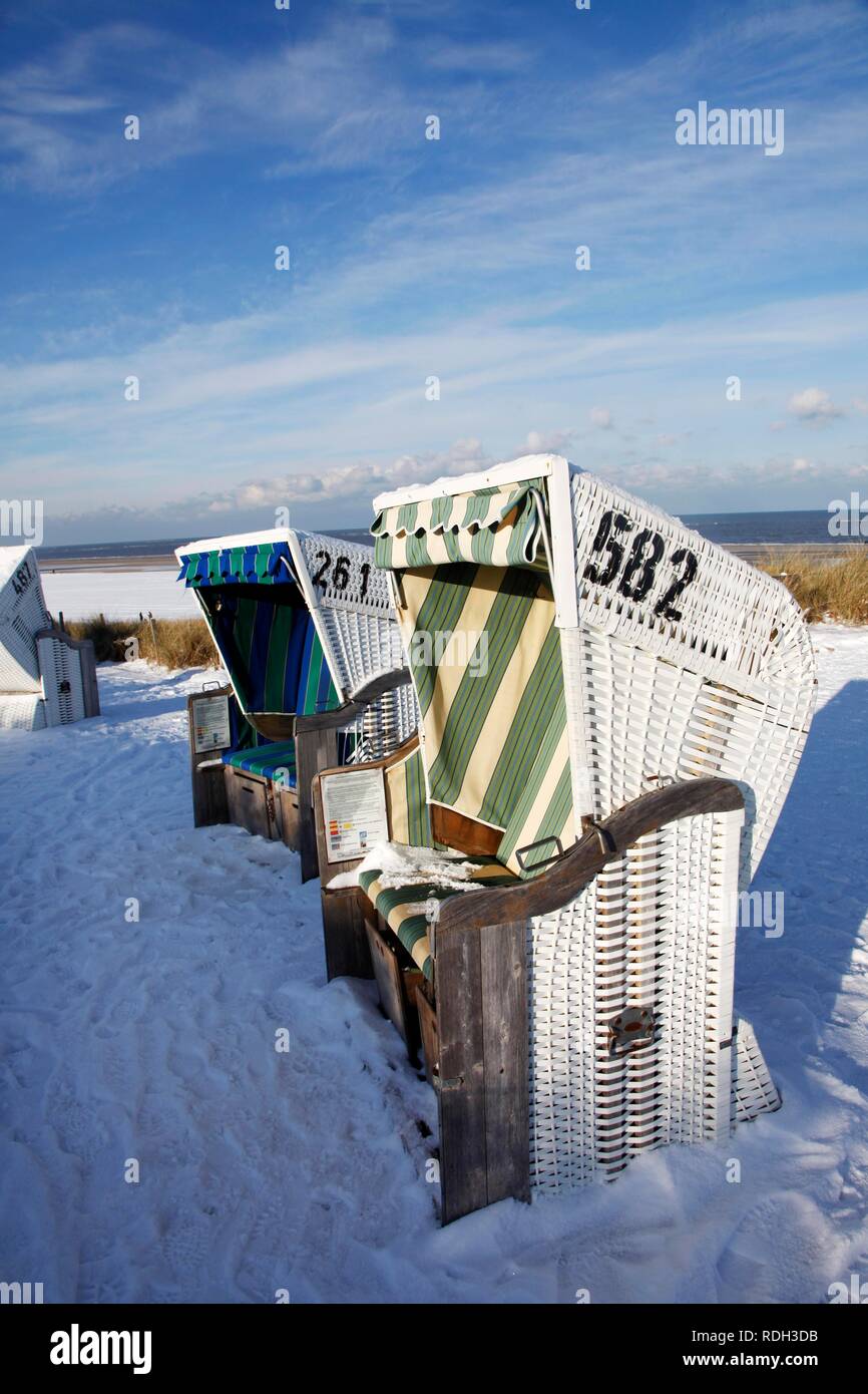 Spiaggia di vimini coperta immagini e fotografie stock ad alta ...
