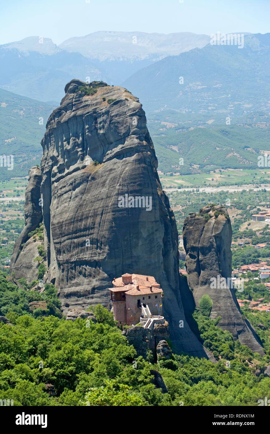 Il monastero Roussanou presso le rocce di Meteora, Tessaglia, Grecia ...