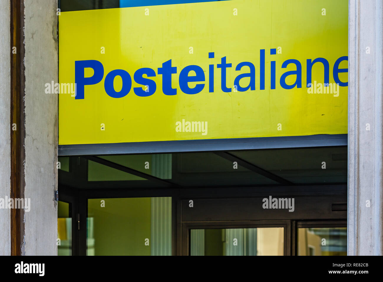 Logo poste italiane immagini e fotografie stock ad alta risoluzione - Alamy