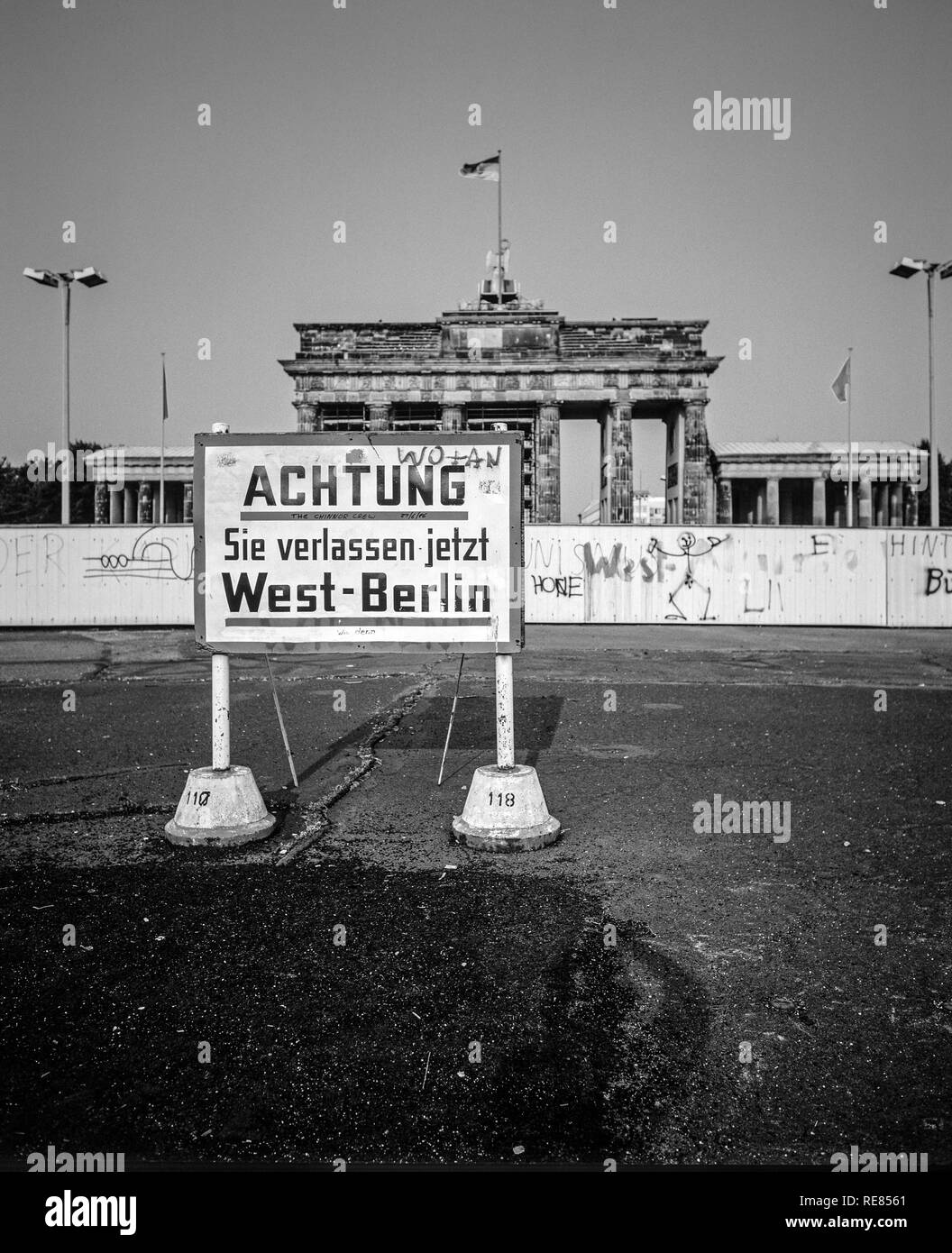 Achtung sie verlassen jetzt west berlin immagini e fotografie stock ad ...