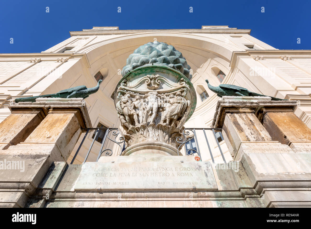 Palazzetto del belvedere e pigna immagini e fotografie stock ad alta ...