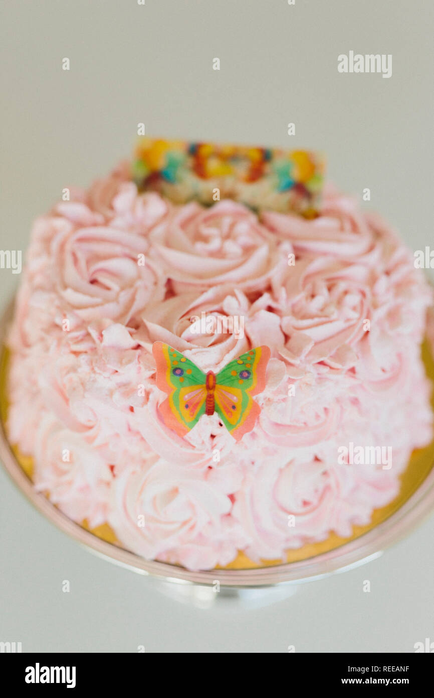 Torta di compleanno glassata rosa immagini e fotografie stock ad alta ...