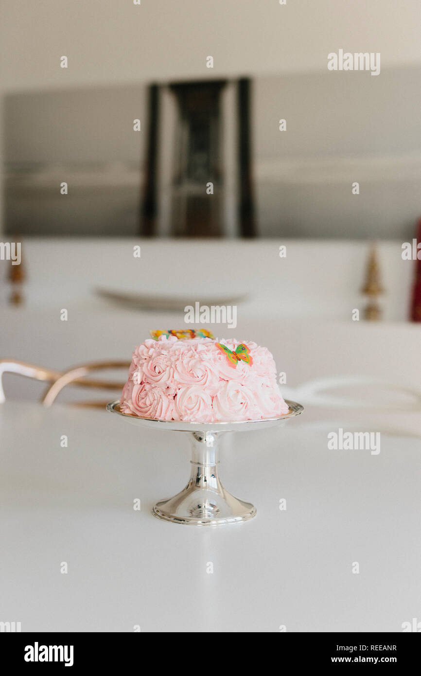 Torta di compleanno glassata rosa immagini e fotografie stock ad alta ...