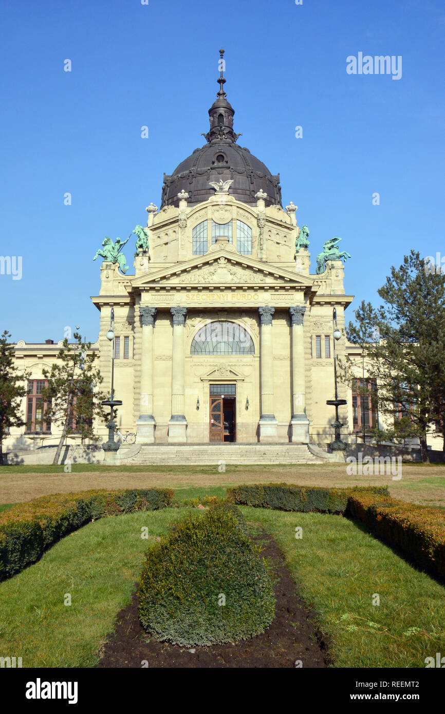 Il Széchenyi Bagno Termale a Budapest (ungherese: Széchenyi gyógyfürdő ...