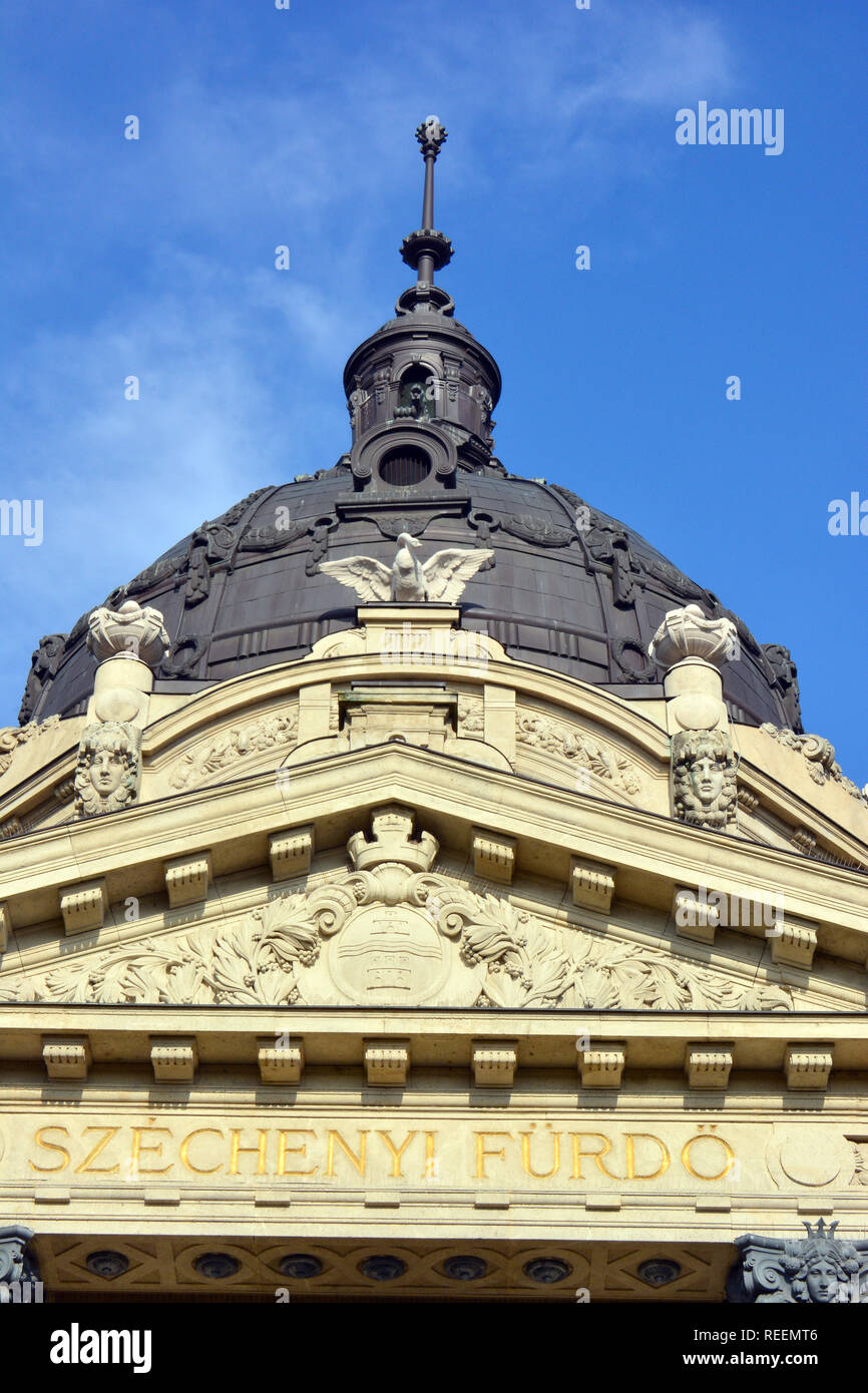 Il Széchenyi Bagno Termale a Budapest (ungherese: Széchenyi gyógyfürdő ...