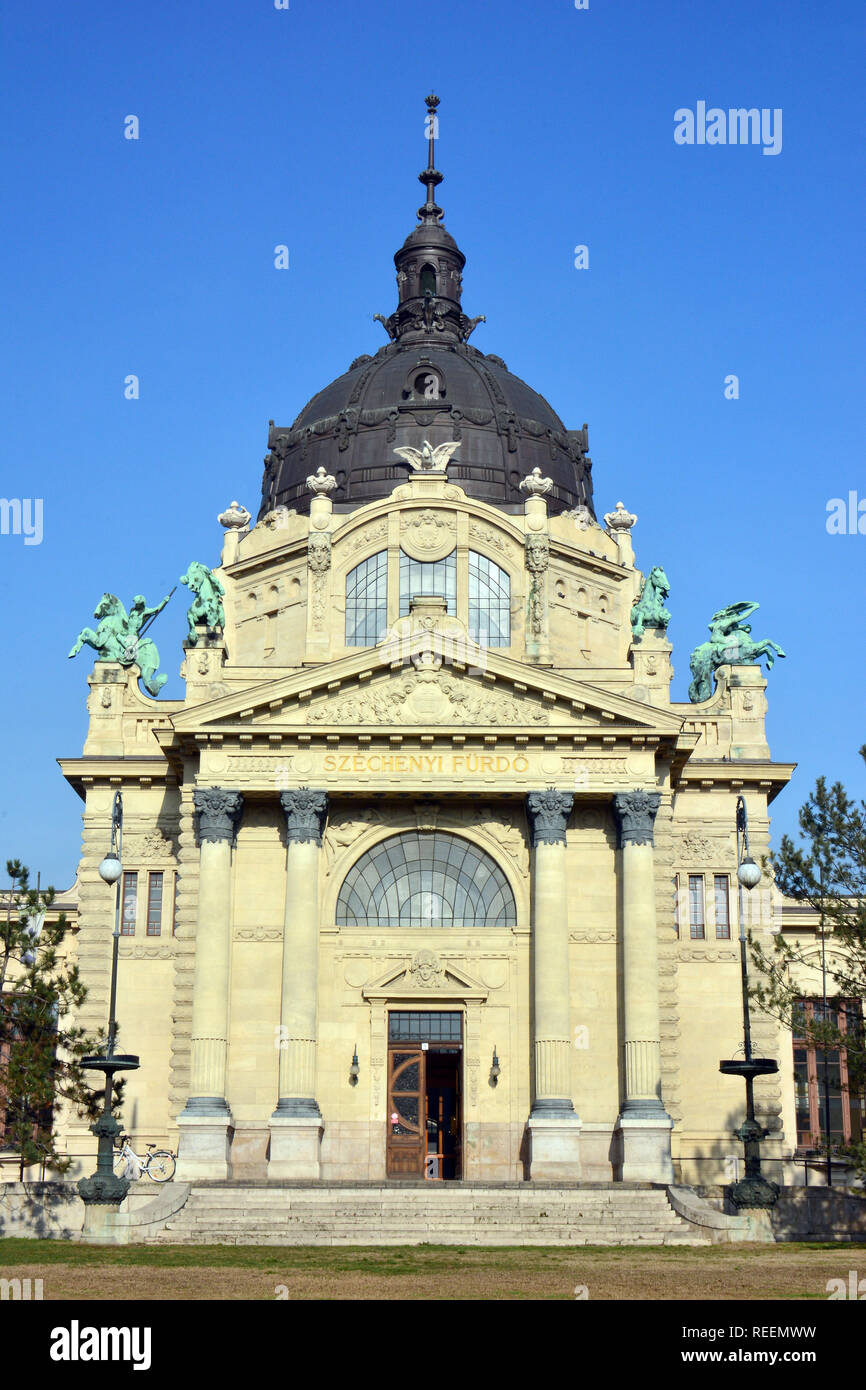 Il Széchenyi Bagno Termale a Budapest (ungherese: Széchenyi gyógyfürdő ...