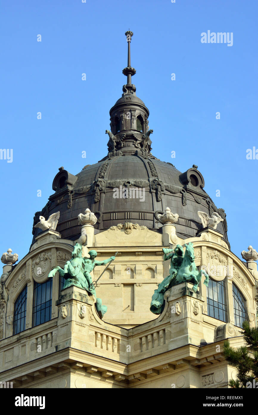 Il Széchenyi Bagno Termale a Budapest (ungherese: Széchenyi gyógyfürdő ...