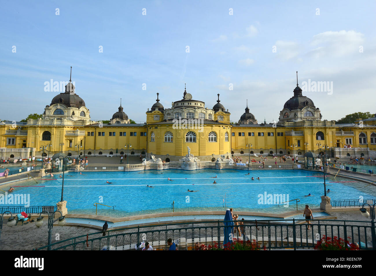 Il Széchenyi Bagno Termale a Budapest (ungherese: Széchenyi gyógyfürdő ...