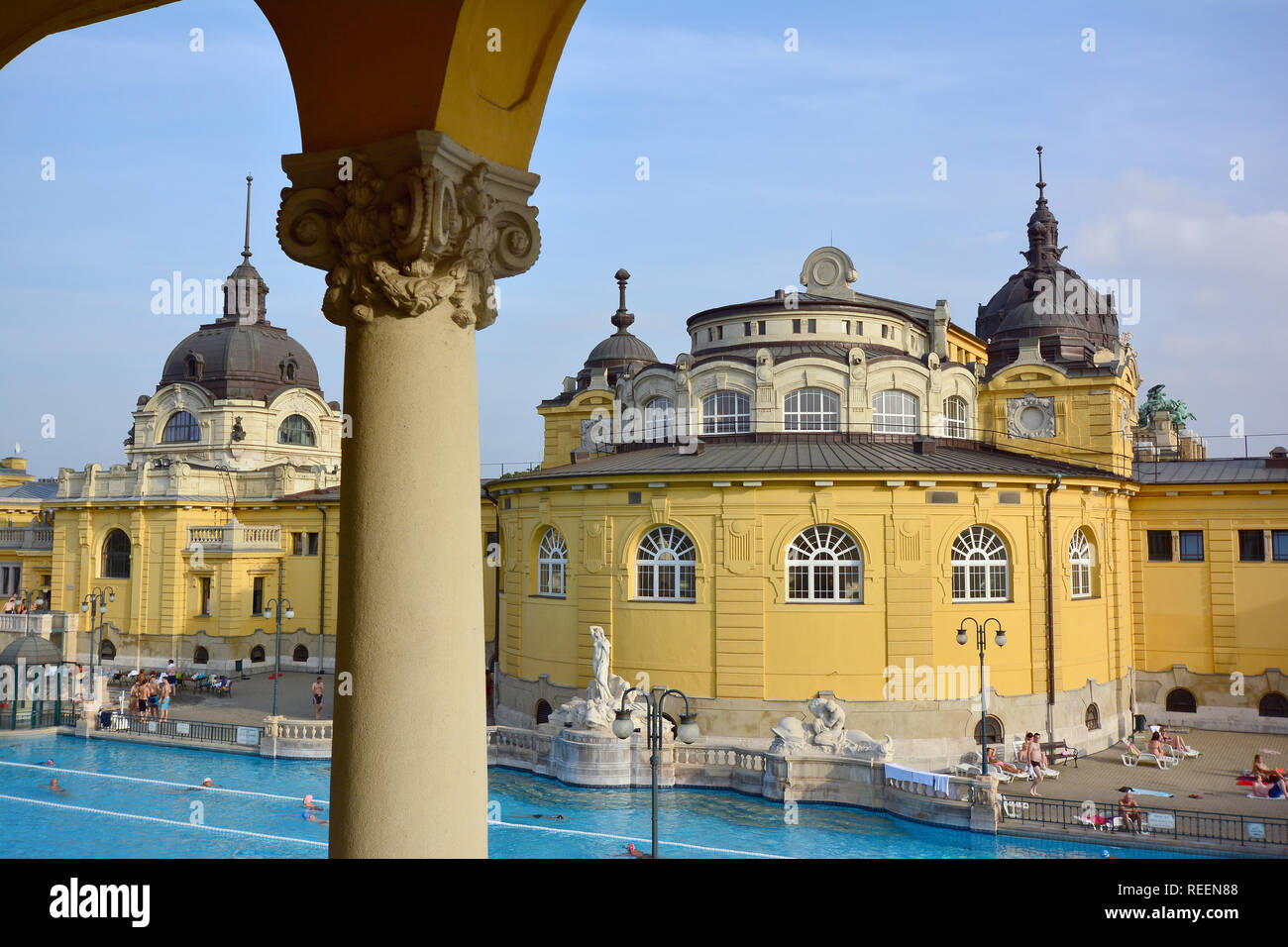 Il Széchenyi Bagno Termale a Budapest (ungherese: Széchenyi gyógyfürdő ...