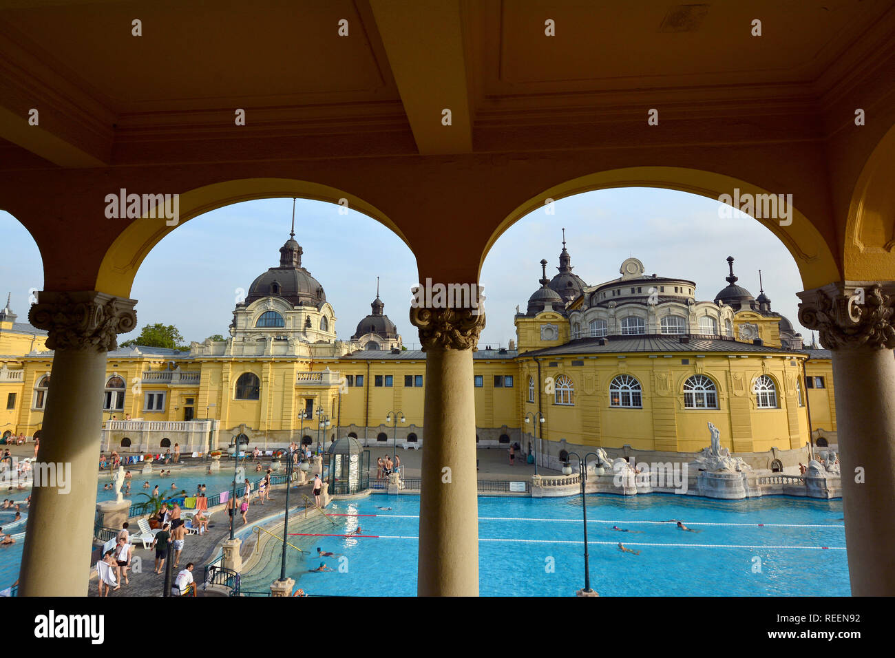 Il Széchenyi Bagno Termale a Budapest (ungherese: Széchenyi gyógyfürdő ...