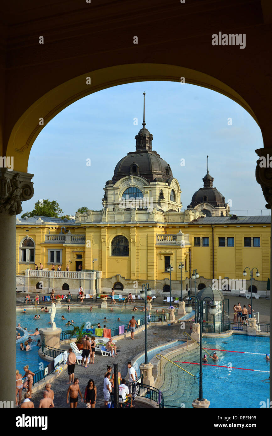Il Széchenyi Bagno Termale a Budapest (ungherese: Széchenyi gyógyfürdő ...
