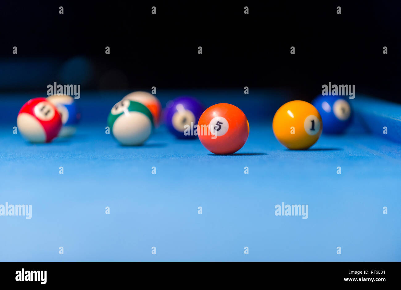 Colorate palle da biliardo. Biliardo palla al tavolo blu. Colorate pool ...