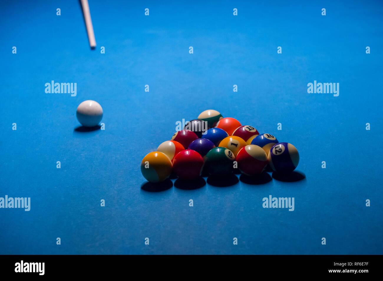 Colorate palle da biliardo. Biliardo palla al tavolo blu. Colorate pool ...