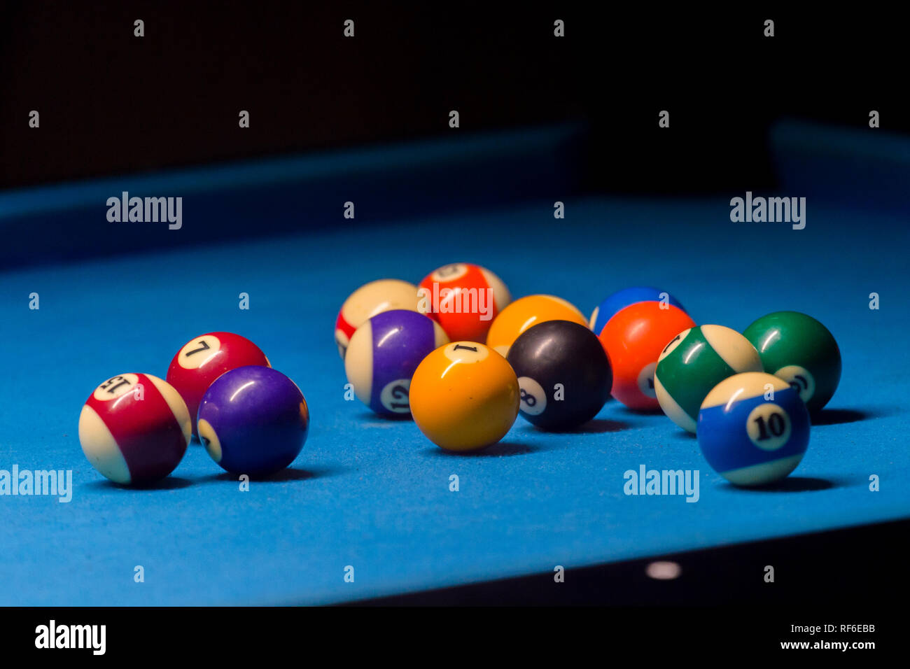 Colorate palle da biliardo. Biliardo palla al tavolo blu. Colorate pool ...