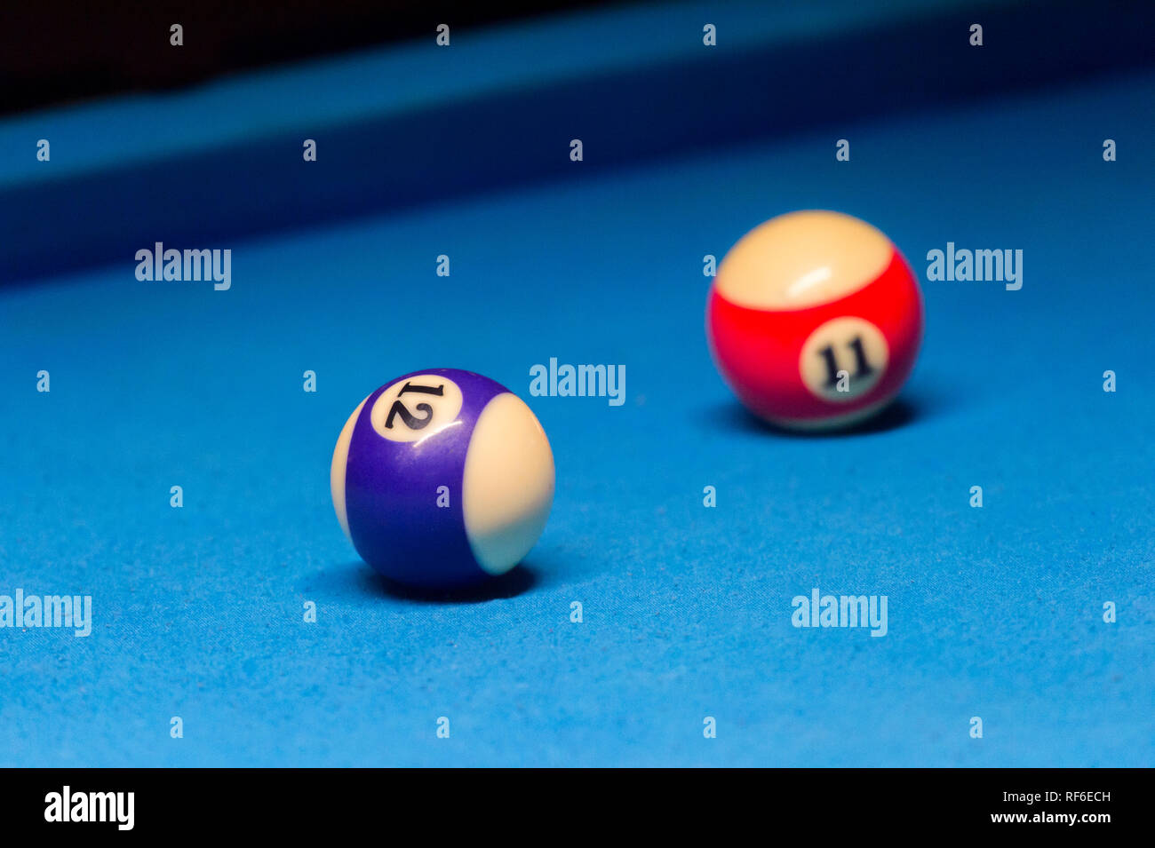 Colorate palle da biliardo. Biliardo palla al tavolo blu. Colorate pool ...