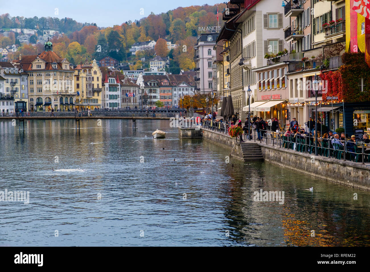 Vista del centro storico della città di Lucerna in autunno la luce Foto ...