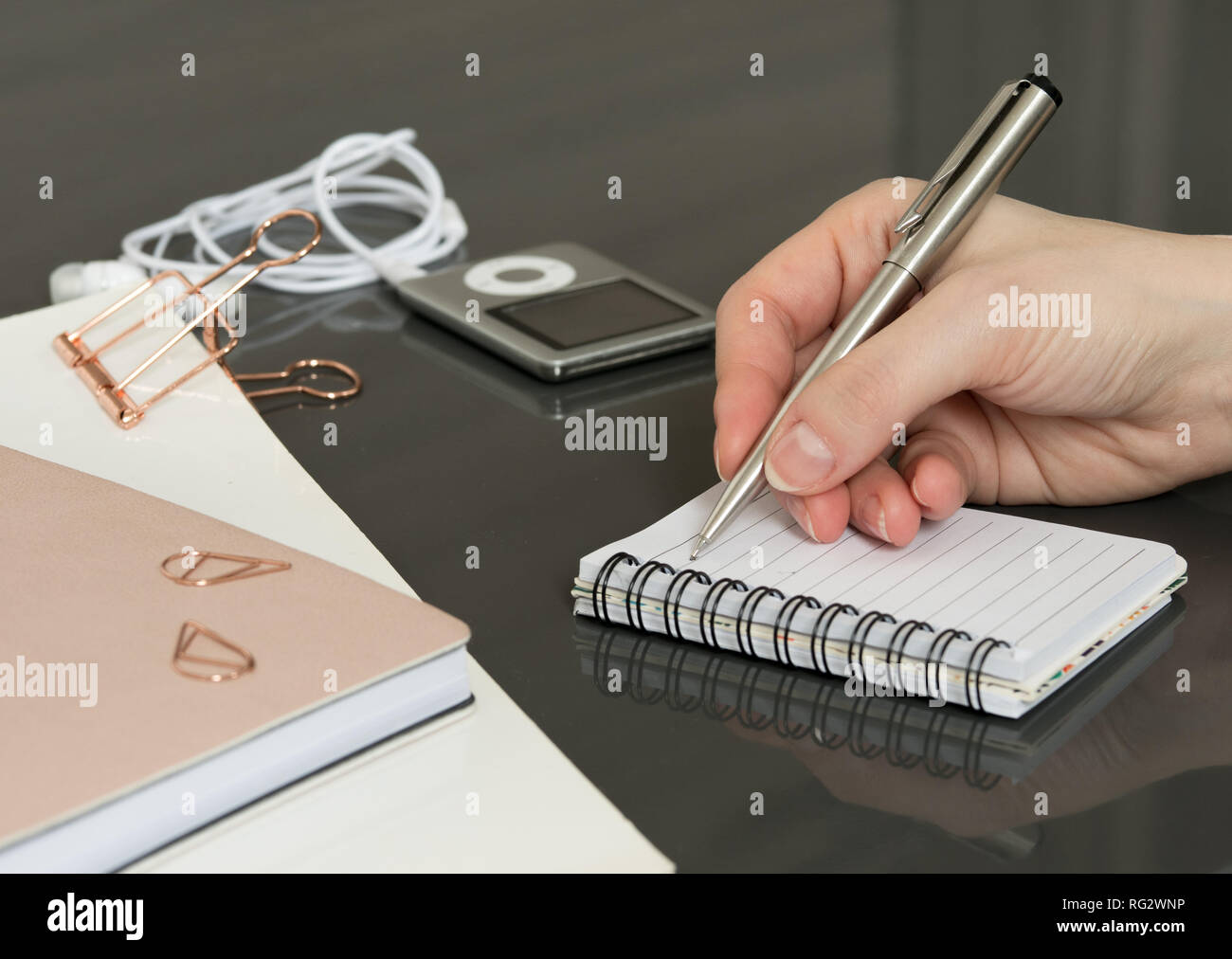 Taccuino in mano immagini e fotografie stock ad alta risoluzione - Alamy