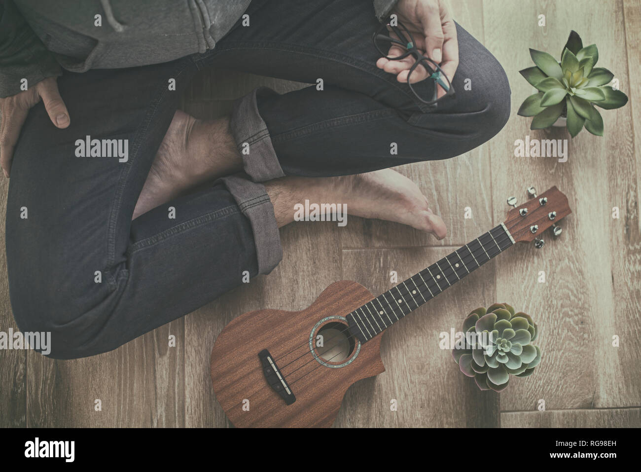 A gambe incrociate seduto a gambe incrociate immagini e fotografie stock ad alta risoluzione ...