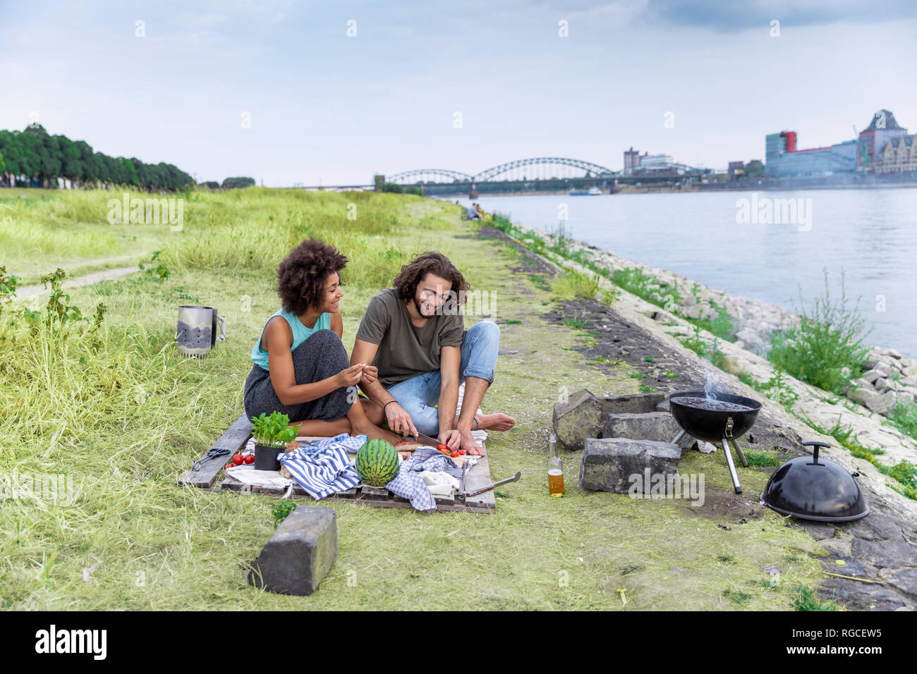 Coppia che ha barbecue in riva al fiume immagini e fotografie stock ad ...