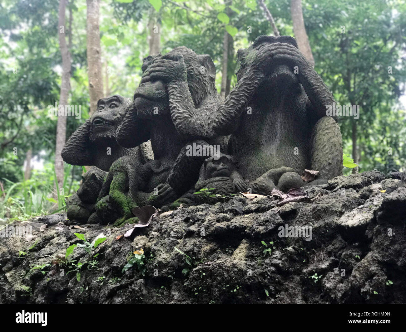 Three monkeys statue immagini e fotografie stock ad alta risoluzione ...