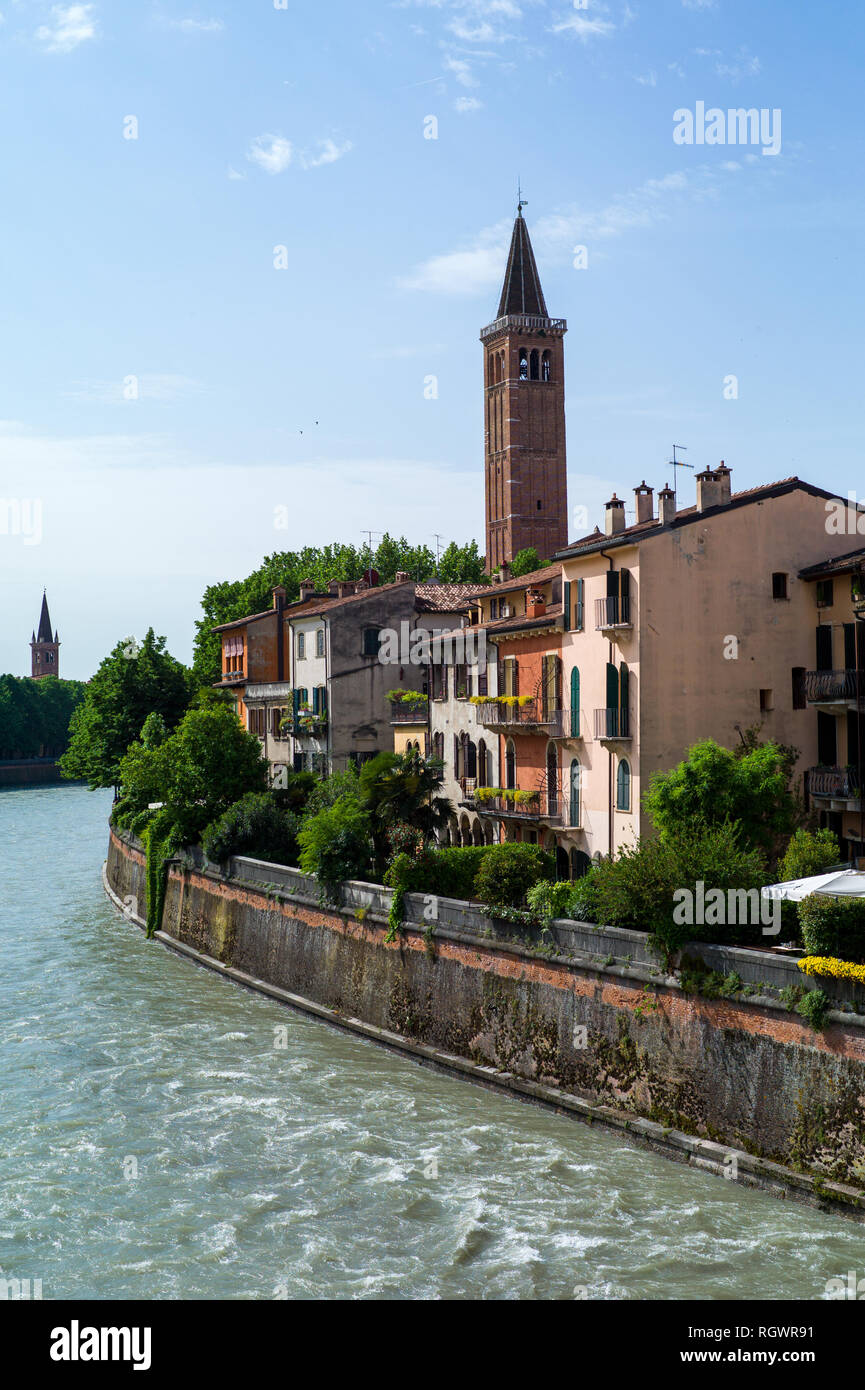 Vista lungo la riva destra del fiume Adige, Verona, Italia Foto stock ...