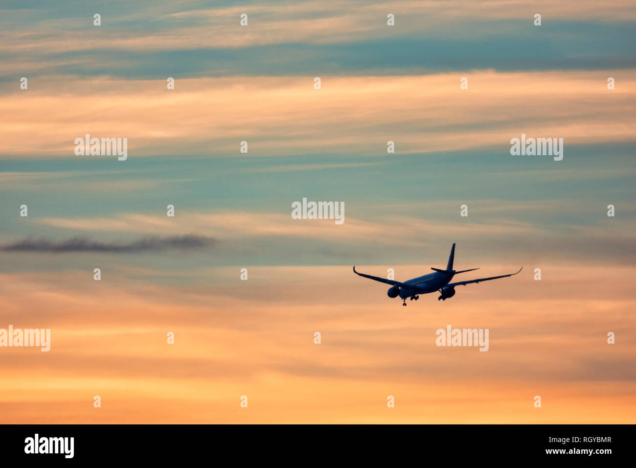 Aereo in volo al tramonto immagini e fotografie stock ad alta ...
