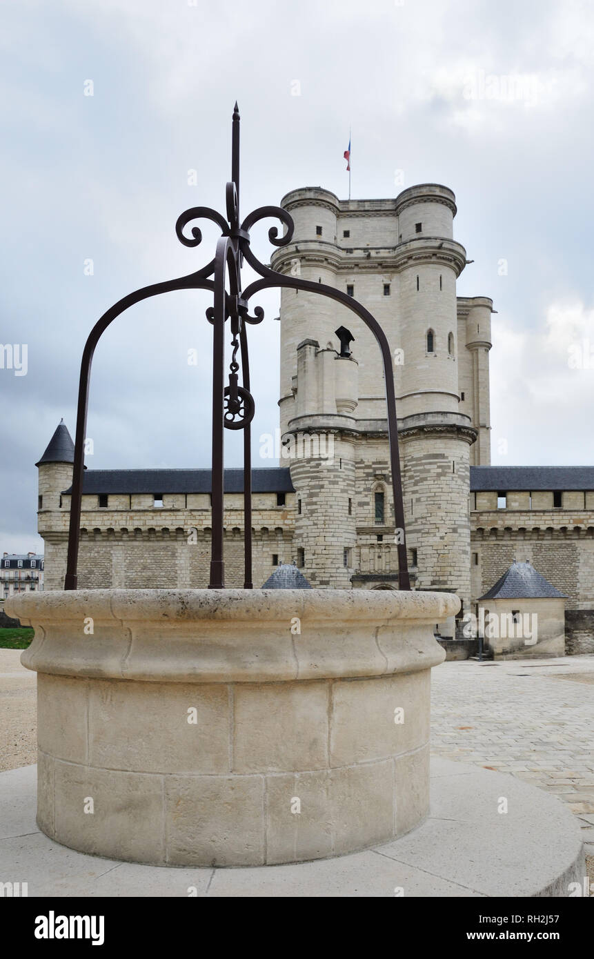 Antico pozzo medievale immagini e fotografie stock ad alta risoluzione ...