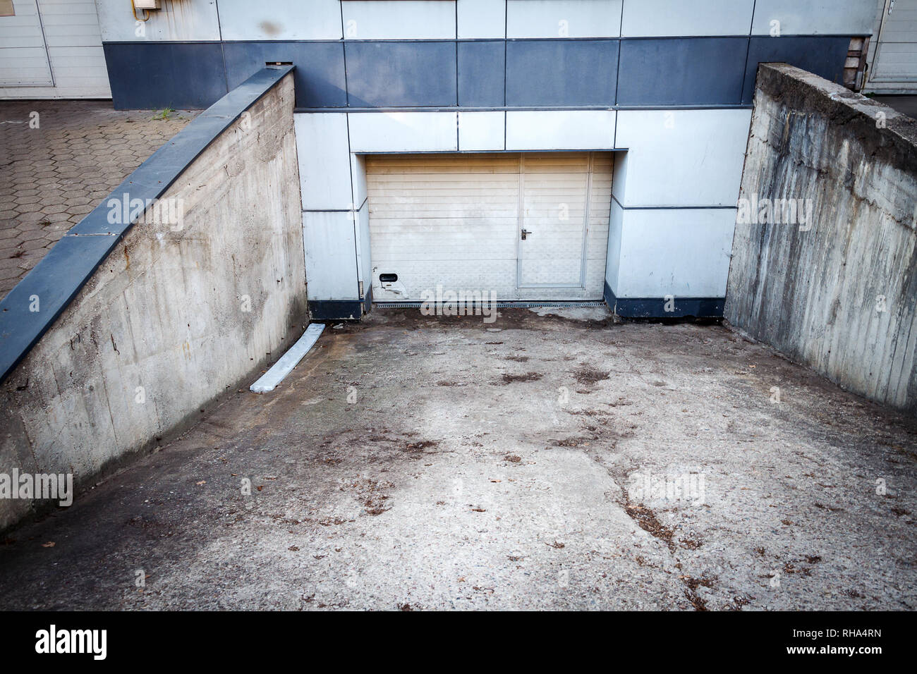 Entrata al vecchio garage sotterraneo con White Gates. Garage gate ad ...