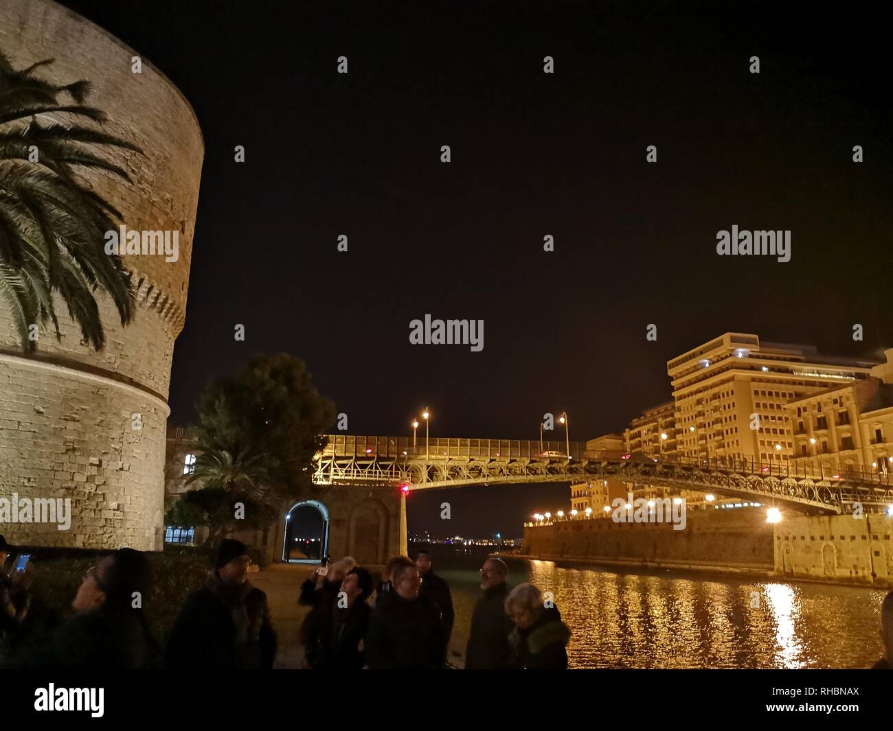 Taranto ponte girevole di notte immagini e fotografie stock ad alta ...
