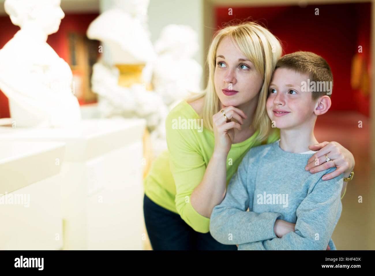 Due statue classiche femminili immagini e fotografie stock ad alta ...