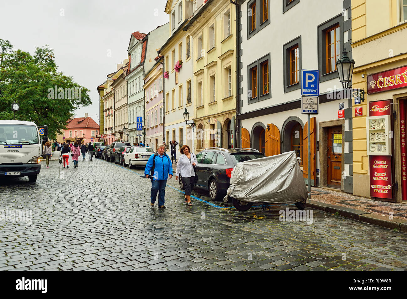 Praga, Repubblica Ceca - 18 agosto 2015: strade di Praga. Praga è la ...