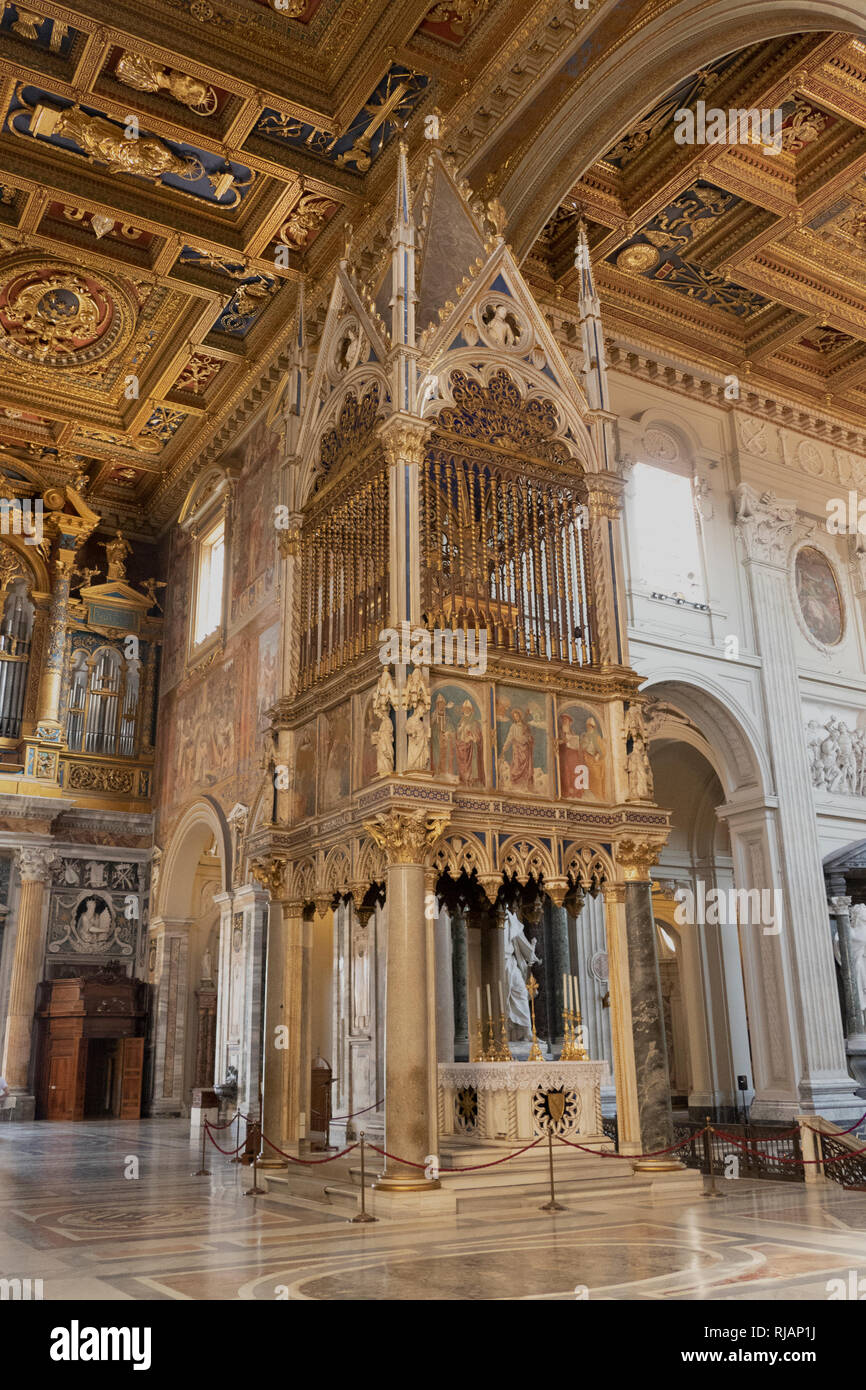 L'altare maggiore e la trecentesca ciborio gotico, Arcibasilica di San ...