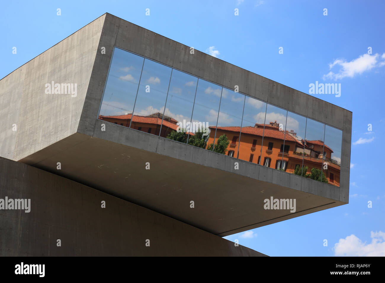 Il MAXXI, Museo nazionale delle arti del XXI secolo e il museo ...