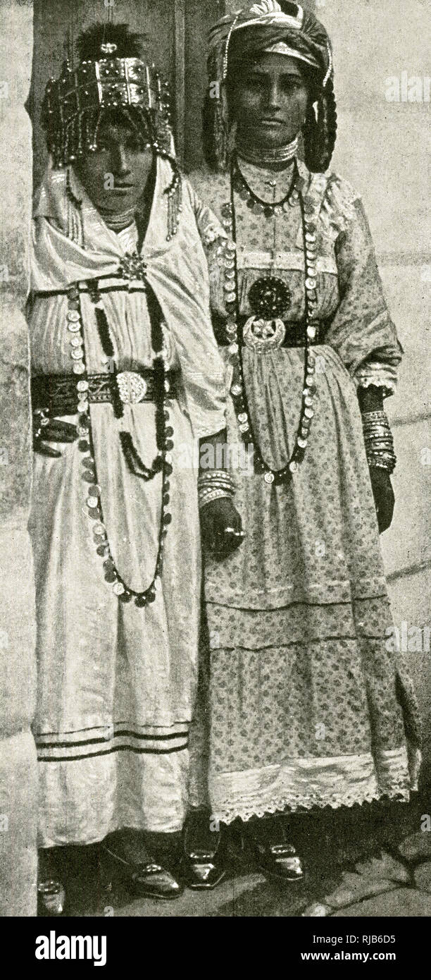 Due donne algerine immagini e fotografie stock ad alta risoluzione - Alamy