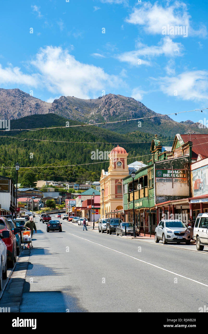La strada principale di Queenstown, una città mineraria e ex casa a Mt Lyell Mining Company, su ...