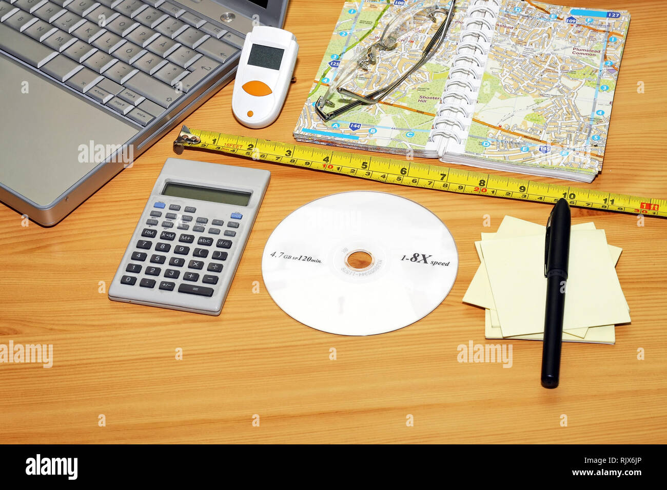 Mappa di notebook e calcolatrice a scrivania in legno Foto stock - Alamy