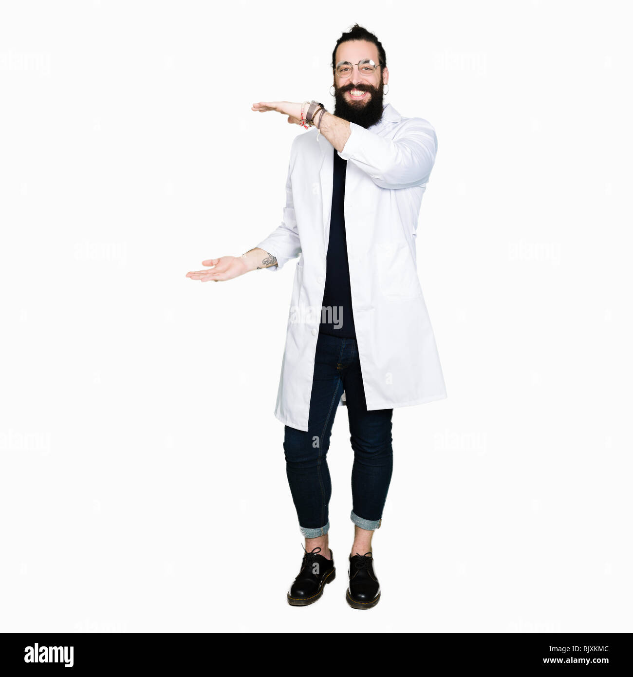 Medico terapista uomo con i capelli lunghi e orso che indossa mantello ...