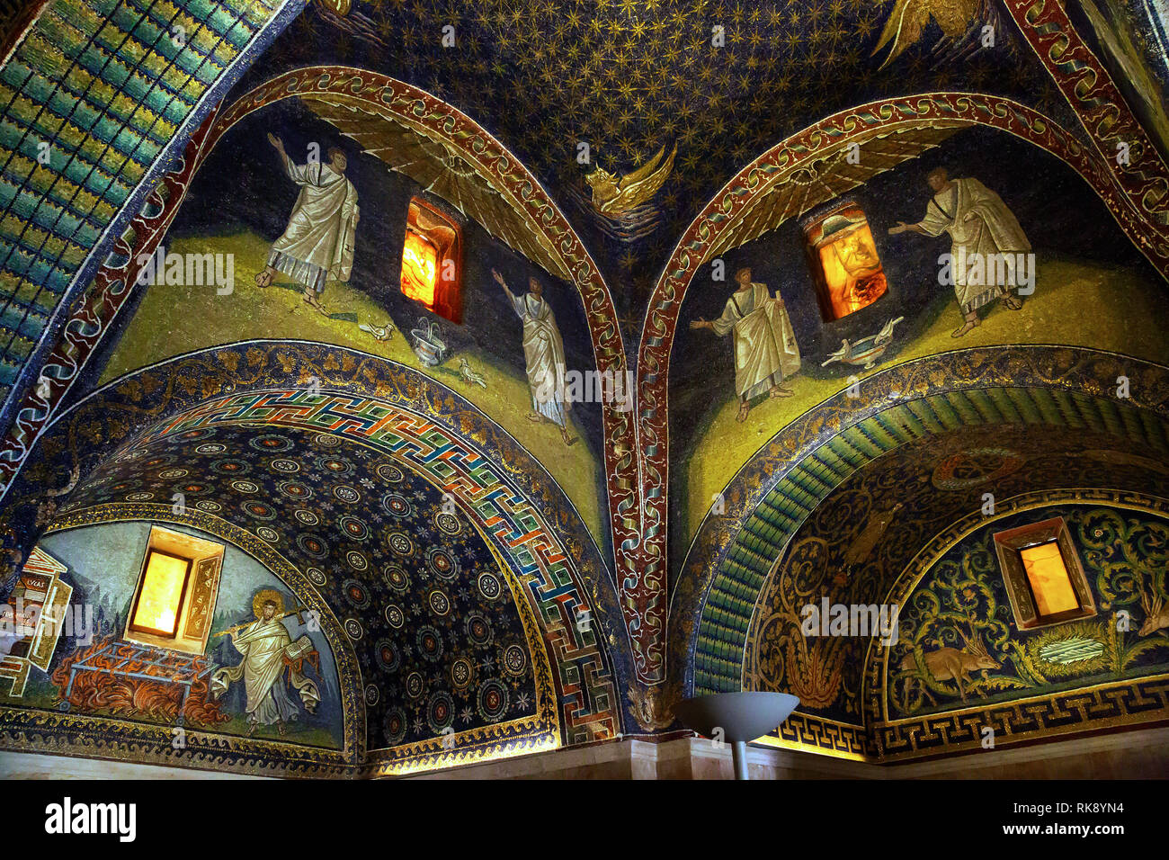 Soffitto del Mausoleo di Galla Placidia a Ravenna, Italia. Il soffitto ...