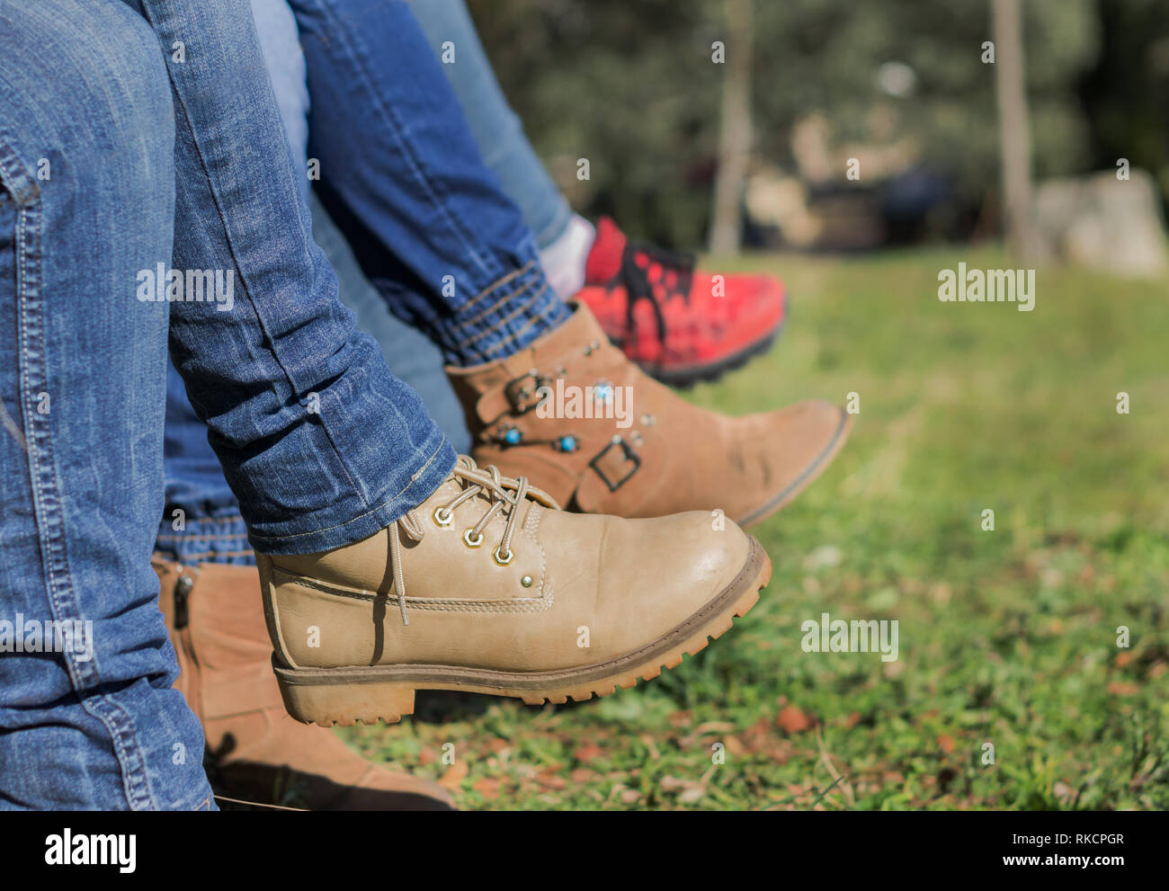 Donna gambe accavallate immagini e fotografie stock ad alta risoluzione - Alamy