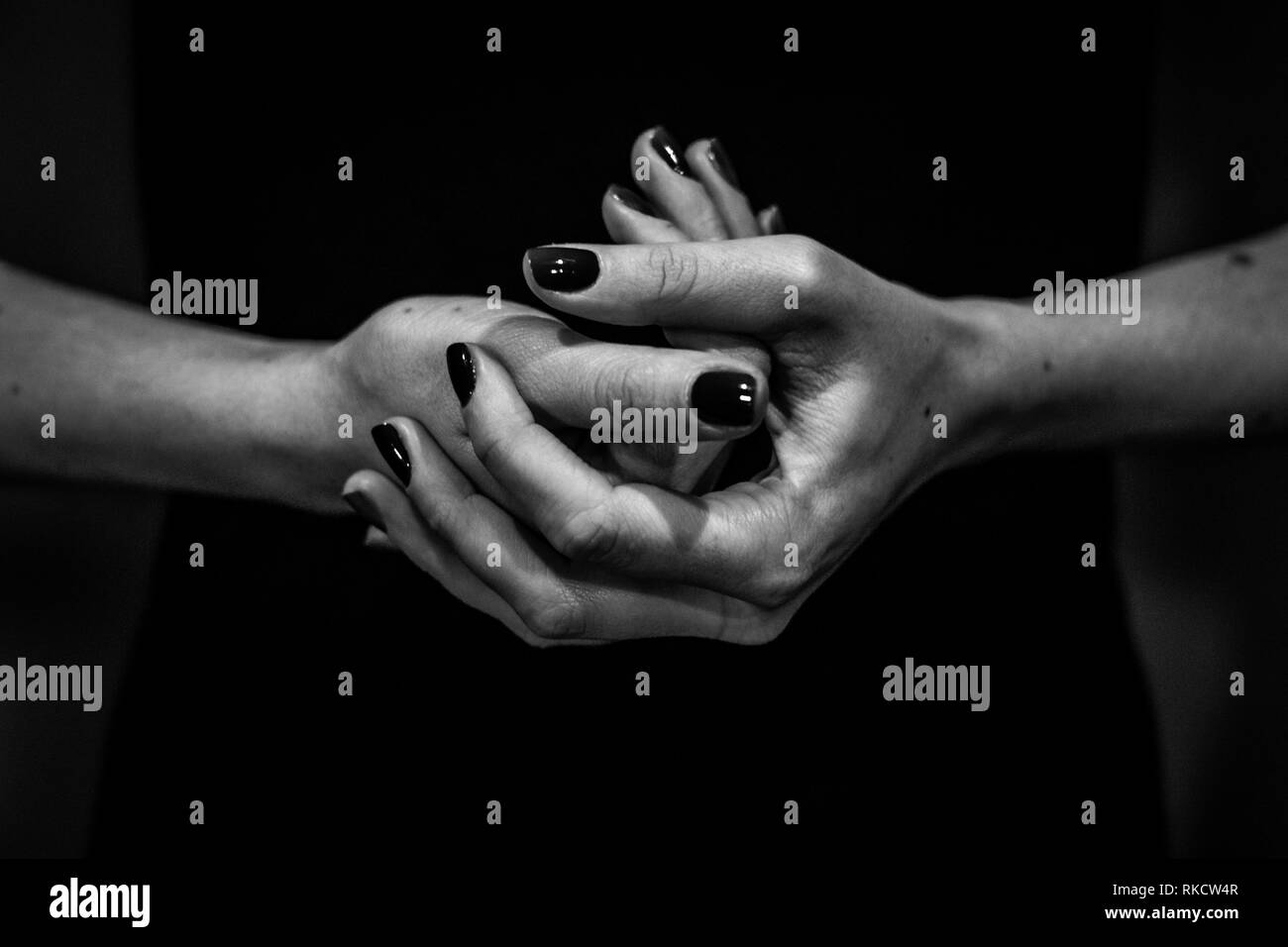 Persone in bianco e nero che si tengono per mano Foto e Immagini Stock ...