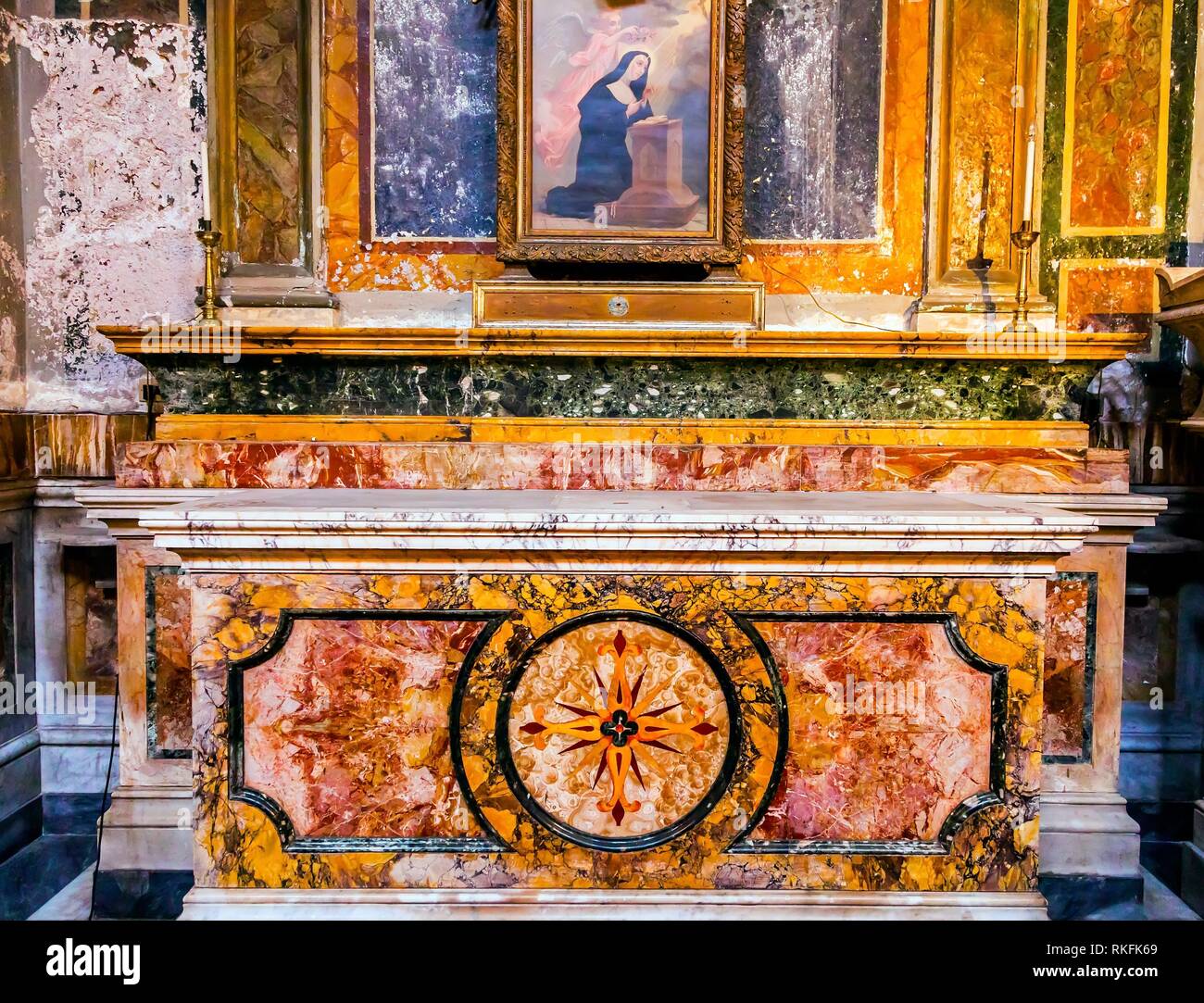 Altare Della Chiesa Di Pietra Immagini e Fotos Stock - Alamy