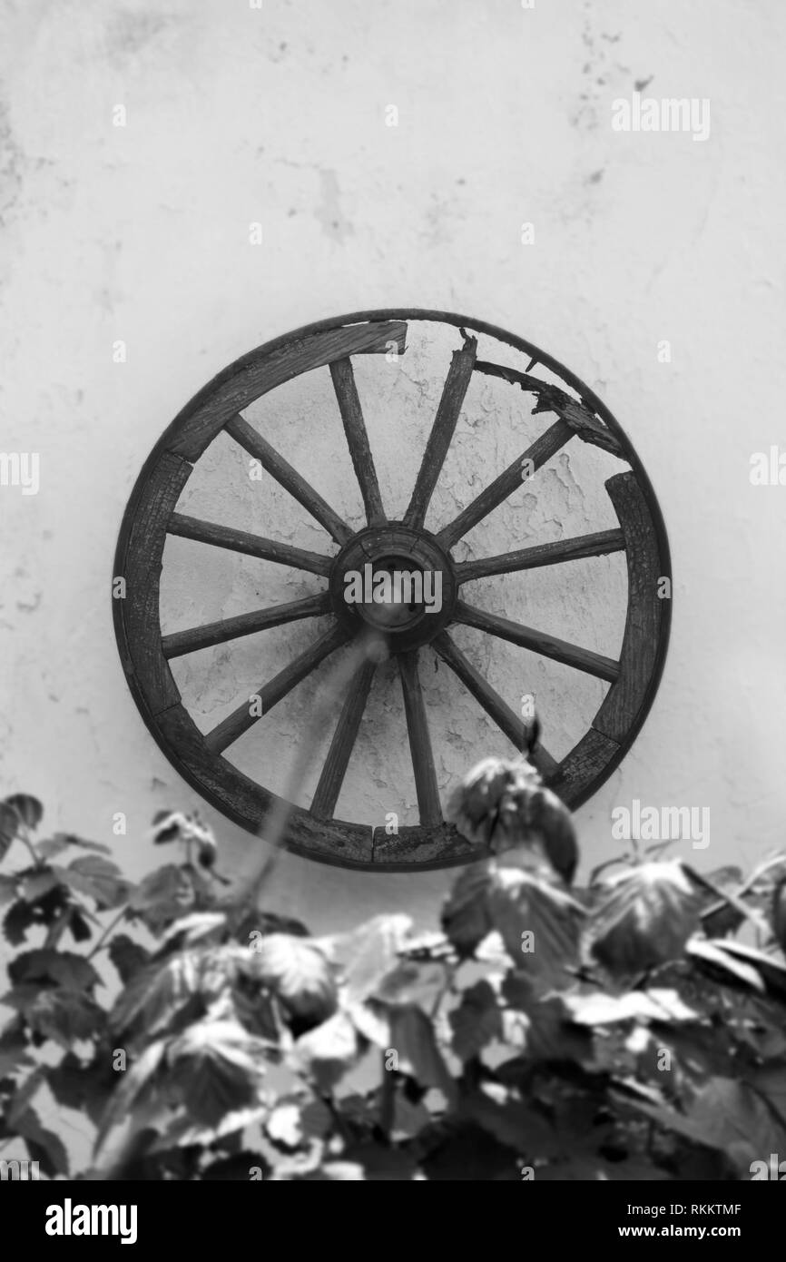La ruota appesa al muro Foto e Immagini Stock in Bianco e Nero - Alamy
