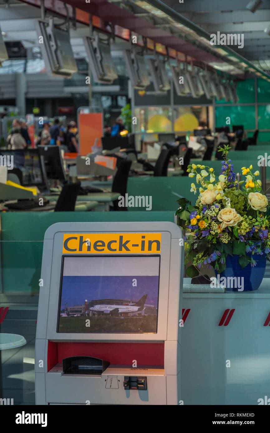 Check in della compagnia aerea immagini e fotografie stock ad alta ...