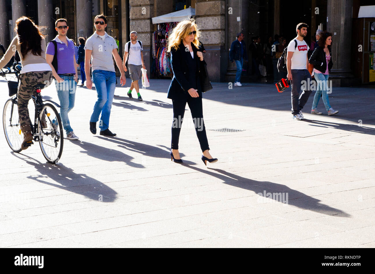 Passeggiando per milano immagini e fotografie stock ad alta risoluzione ...