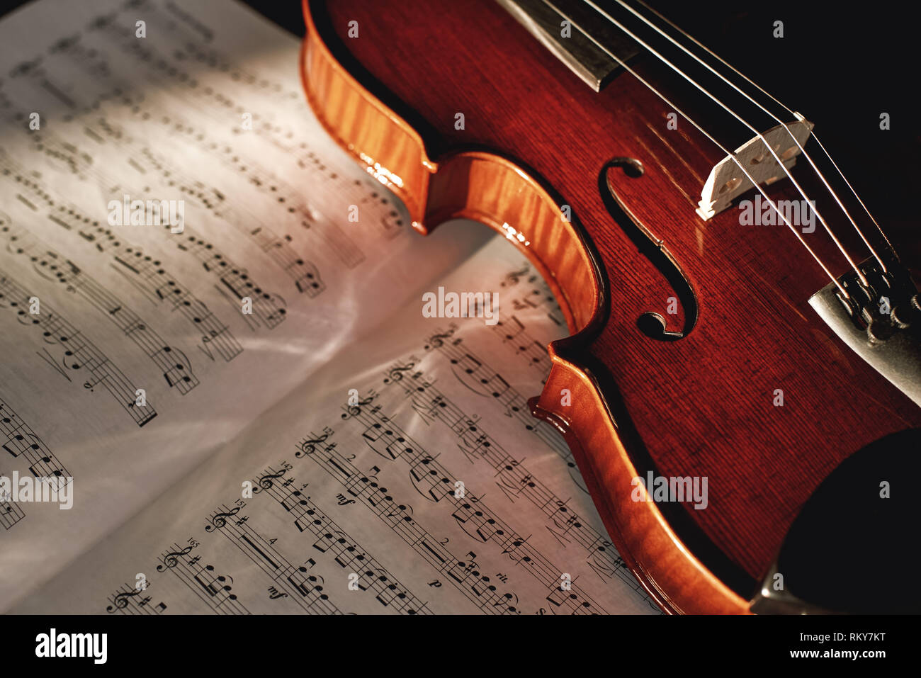 Come leggere le note di violino? Vista ravvicinata di legno marrone ...